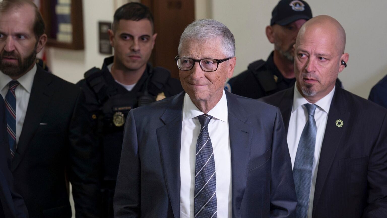 Bill Gates admite error al reunirse con Epstein